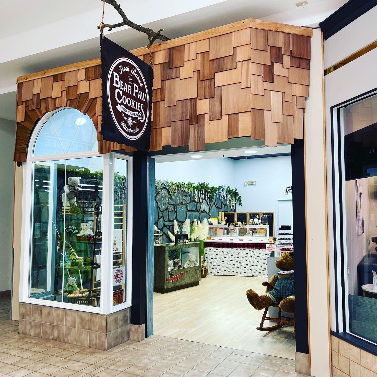 Silver Lake Mall – Silver Lake Mall is the largest enclosed mall in ...