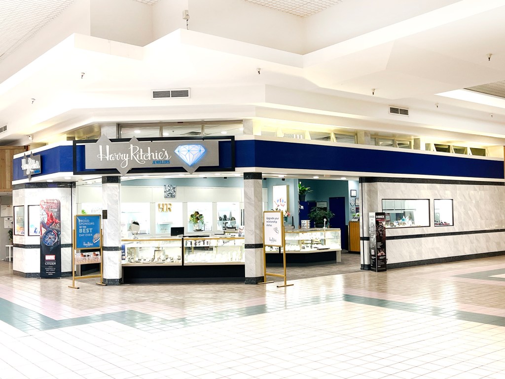 Silver Lake Mall – Silver Lake Mall is the largest enclosed mall in ...